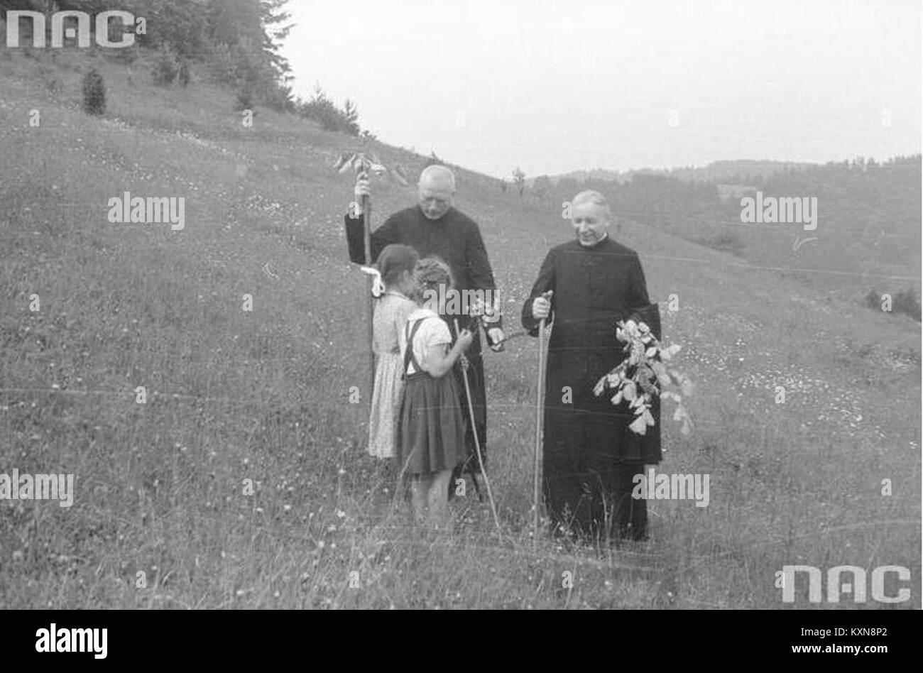 A photograph of Antoni Porębski and Stefan Wyszyński in Komańcza ...