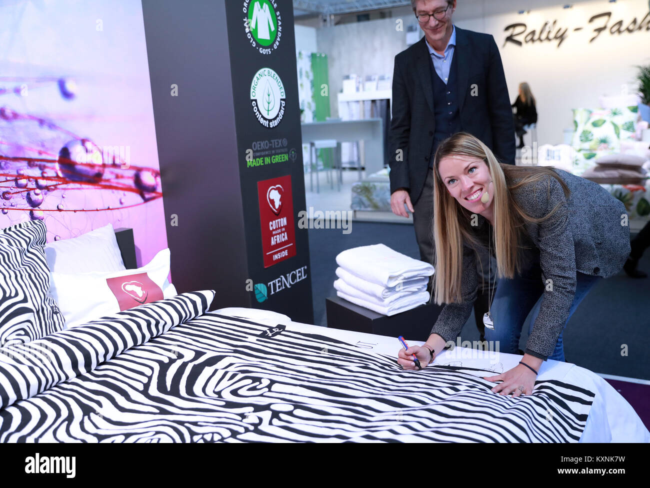 Frankfurt, Germany. 10th Jan, 2018. Laura Chaplin (front ...
