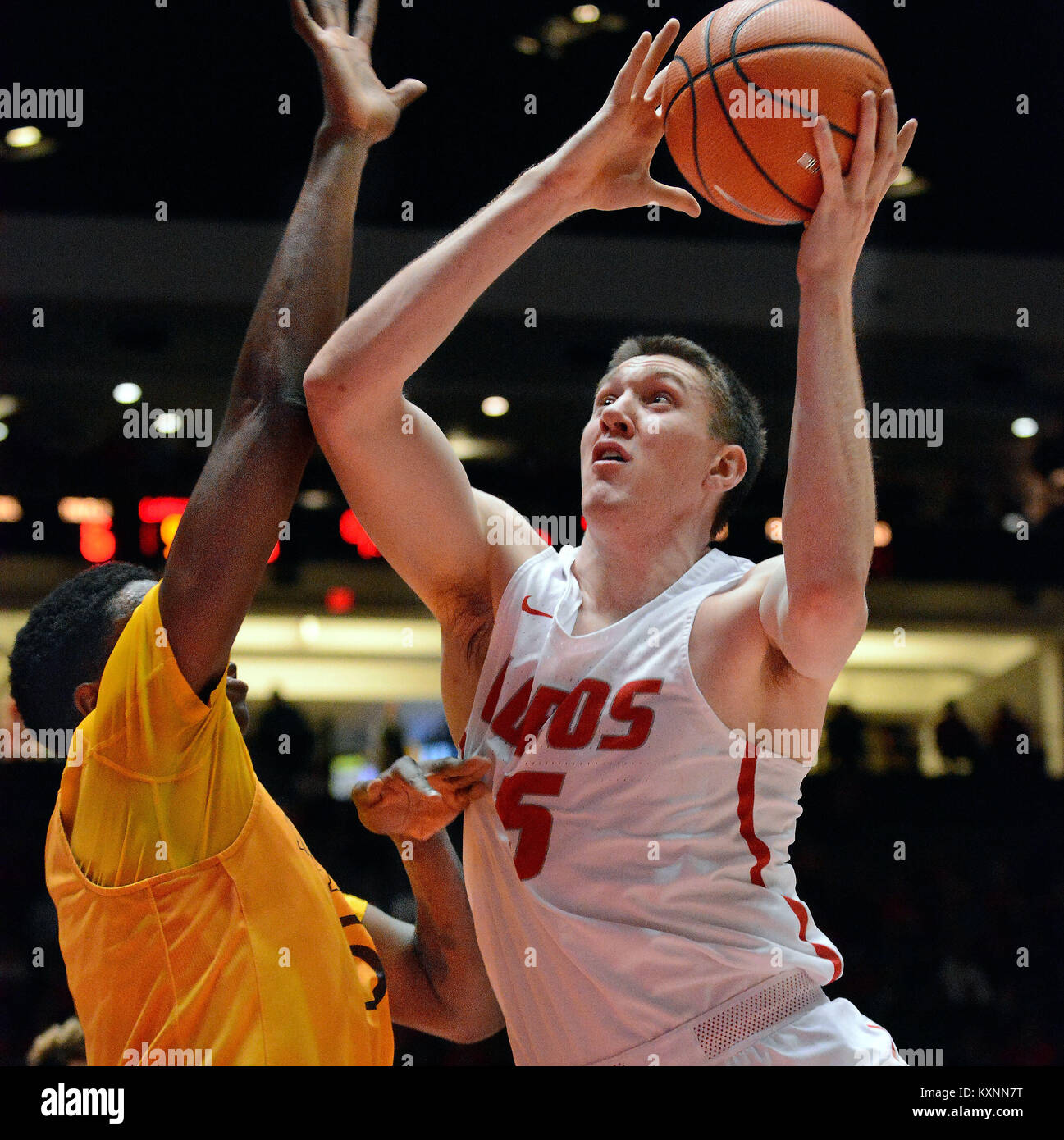 Albuquerque, NM, USA. 10th Jan, 2018. UNM's #5 Joe Furstringer takes ...
