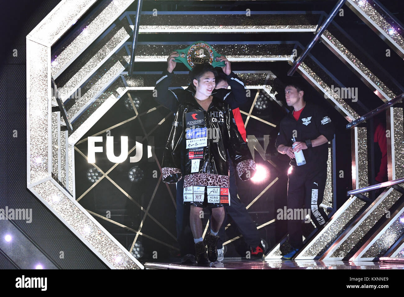 Kanagawa, Japan. 30th Dec, 2017. (L-R) Ken Shiro (JPN), Kenta Kato Boxing : Ken Shiro of Japan ...