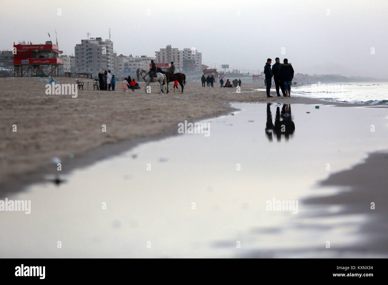Gaza City, The Gaza Strip, Palestine. 11th Jan, 2018. Foggy sunset at ...