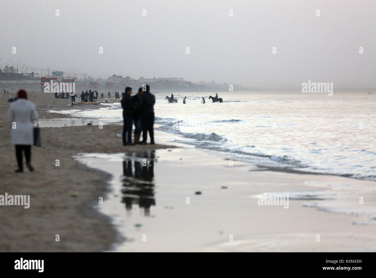 Gaza City, The Gaza Strip, Palestine. 11th Jan, 2018. Foggy sunset at ...