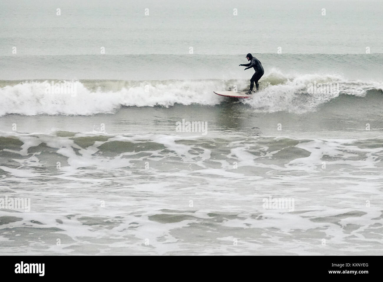 Bracklesham Bay, West Sussex. 11th January 2018. Large waves along the ...