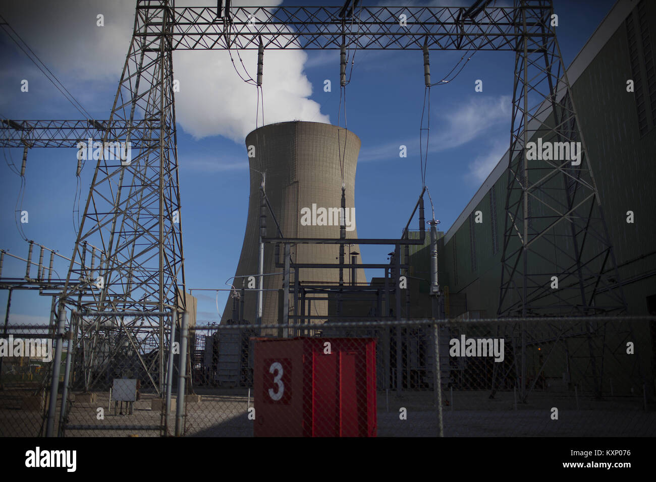 Perry, Ohio, USA. 17th Nov, 2017. Perry, Ohio 11/17/2017.Cooling tower ...