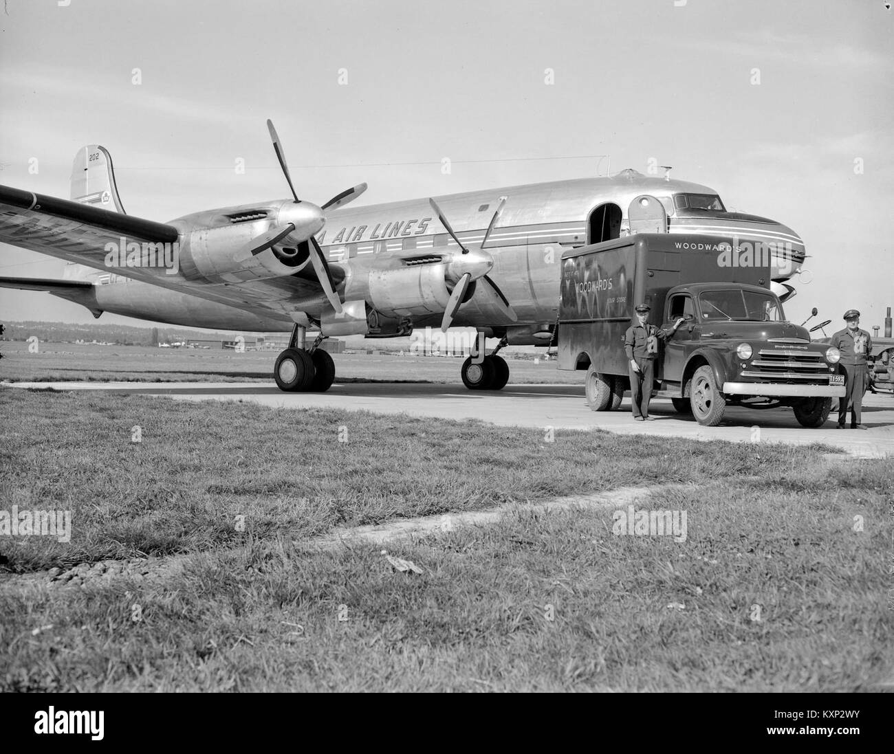 Aircraft passenger plane flying in hi-res stock photography and images ...