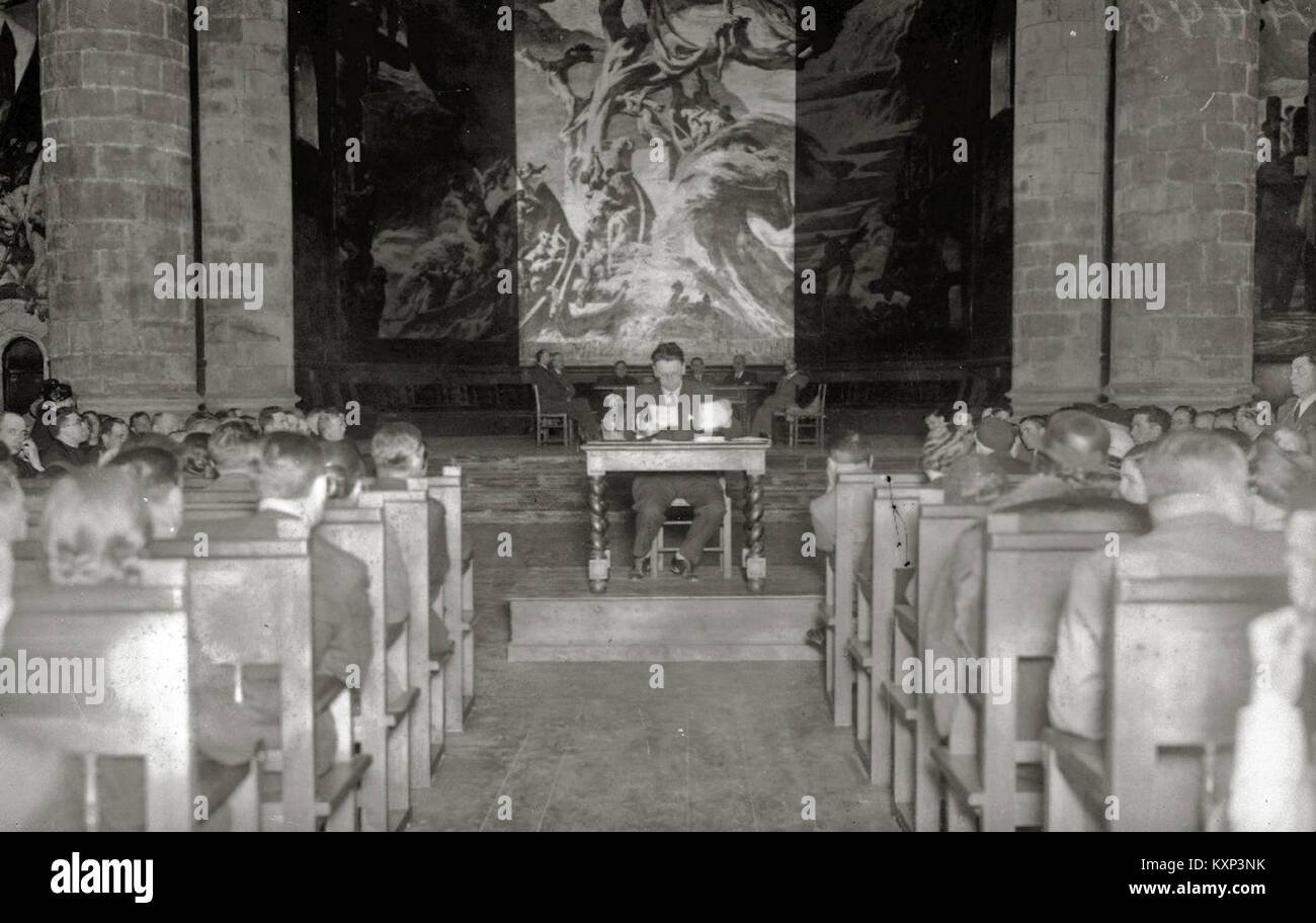 This image shows Antonio María Labayen giving a lecture in San Telmo ...