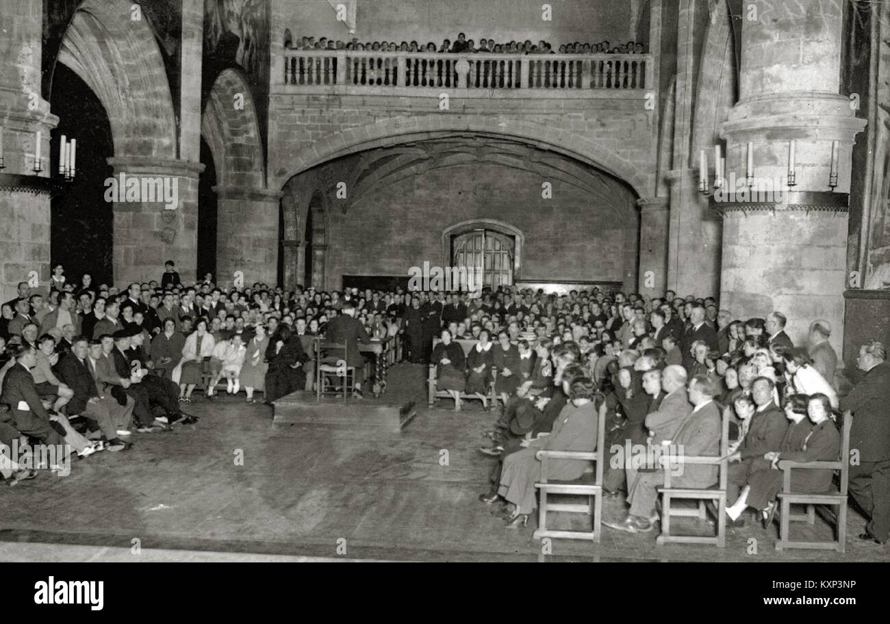 This image shows Antonio María Labayen delivering a lecture at San ...
