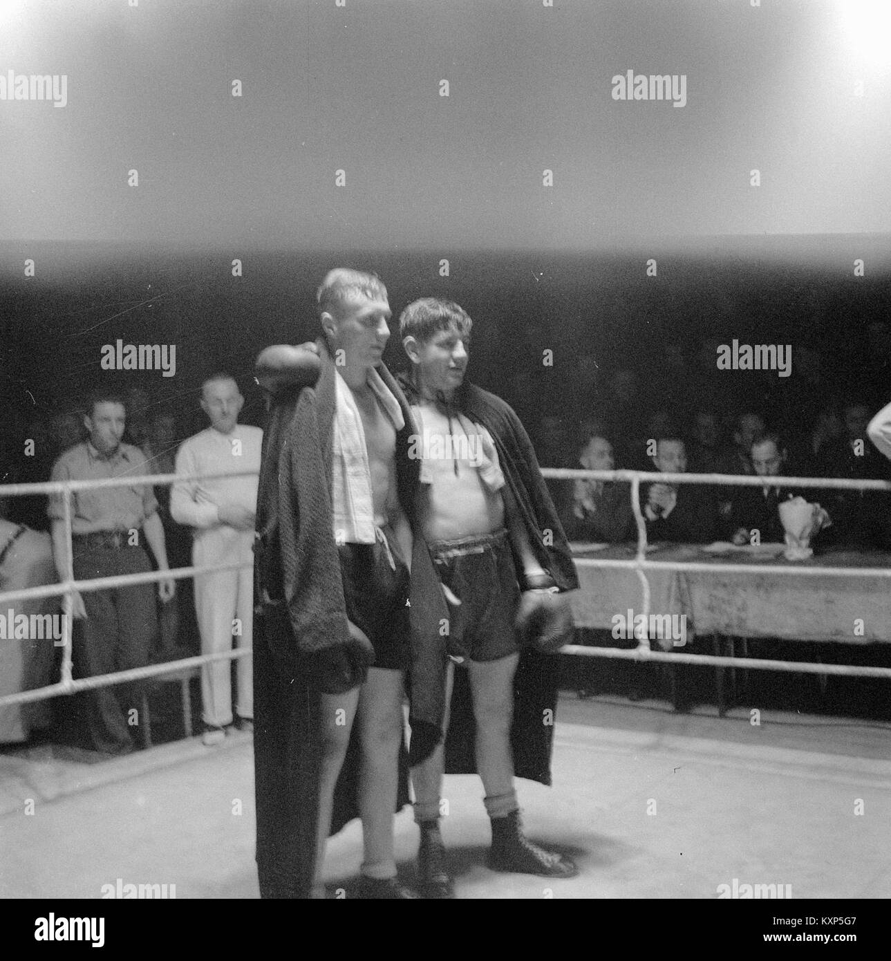 Wartime boxing match hi-res stock photography and images - Alamy