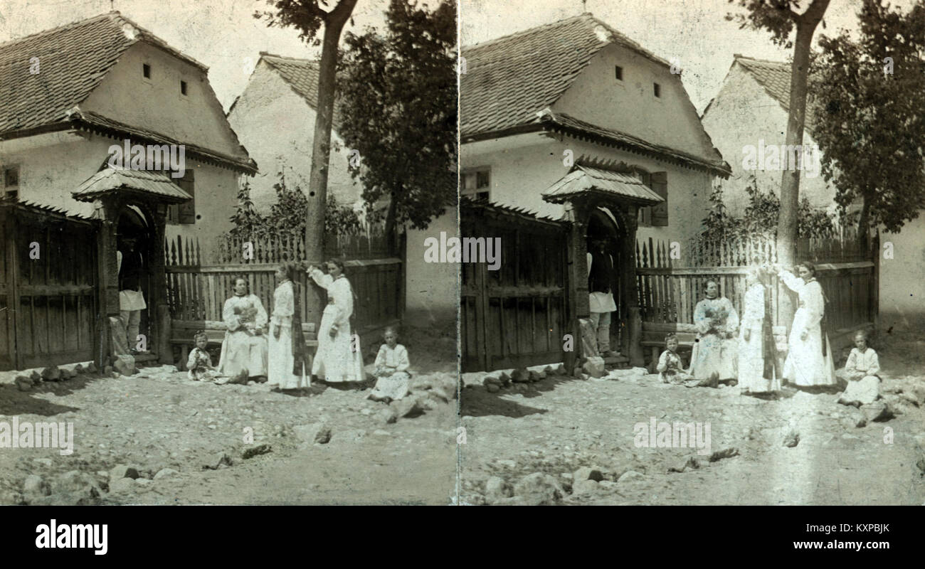Csernátfalu (egykor önálló, ma a város része), csángó leányok. Fortepan ...