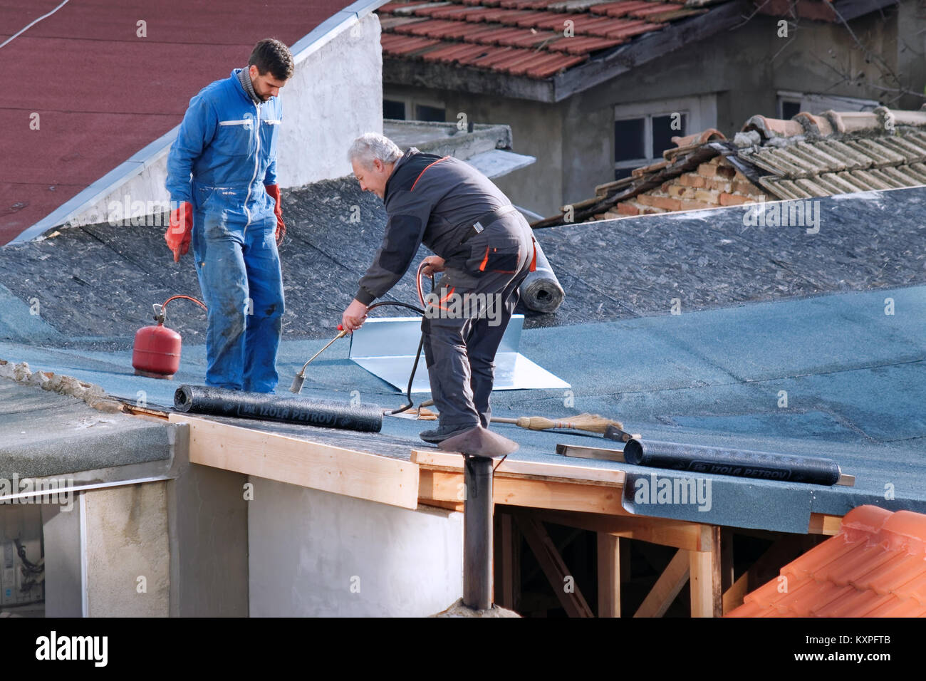 Rooftop workers hi-res stock photography and images - Alamy