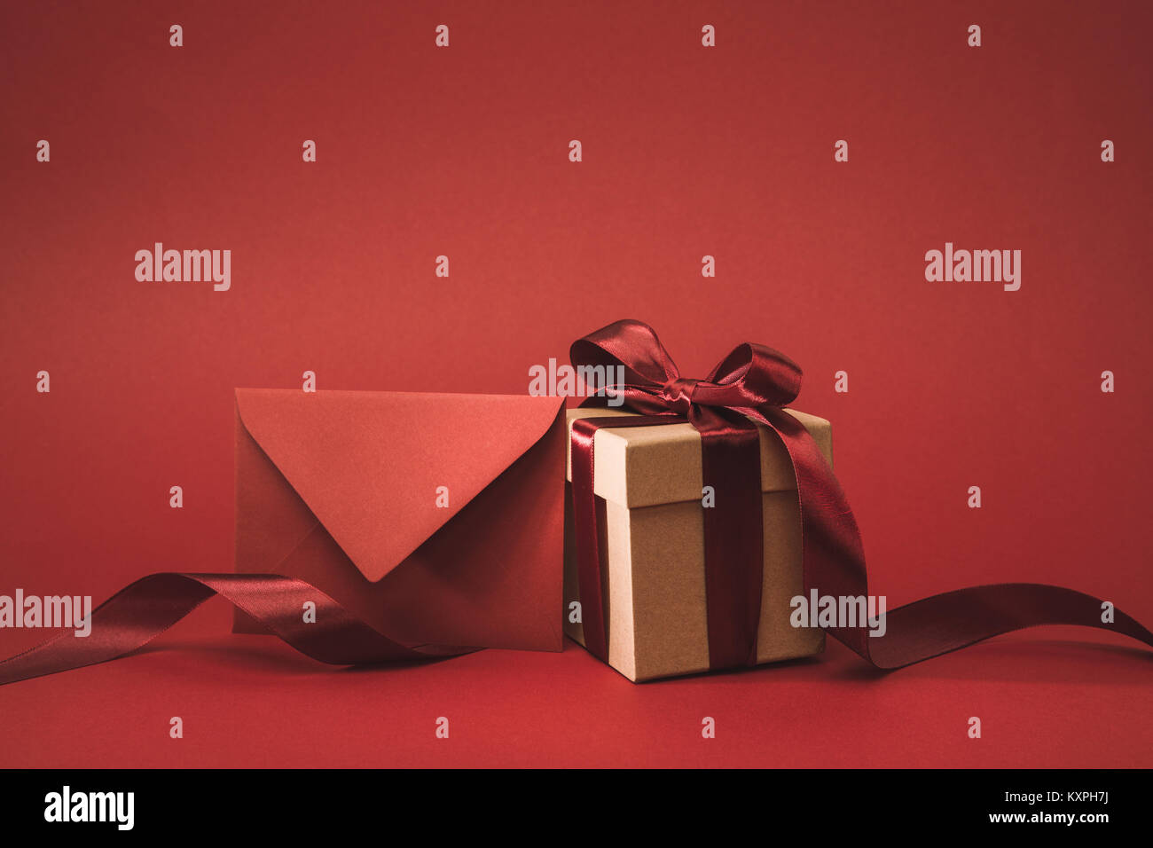 Empty envelope hi-res stock photography and images - Alamy
