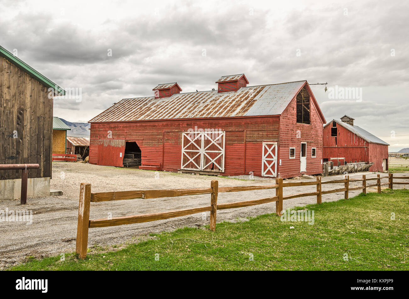 Red barn white trim hi-res stock photography and images - Alamy