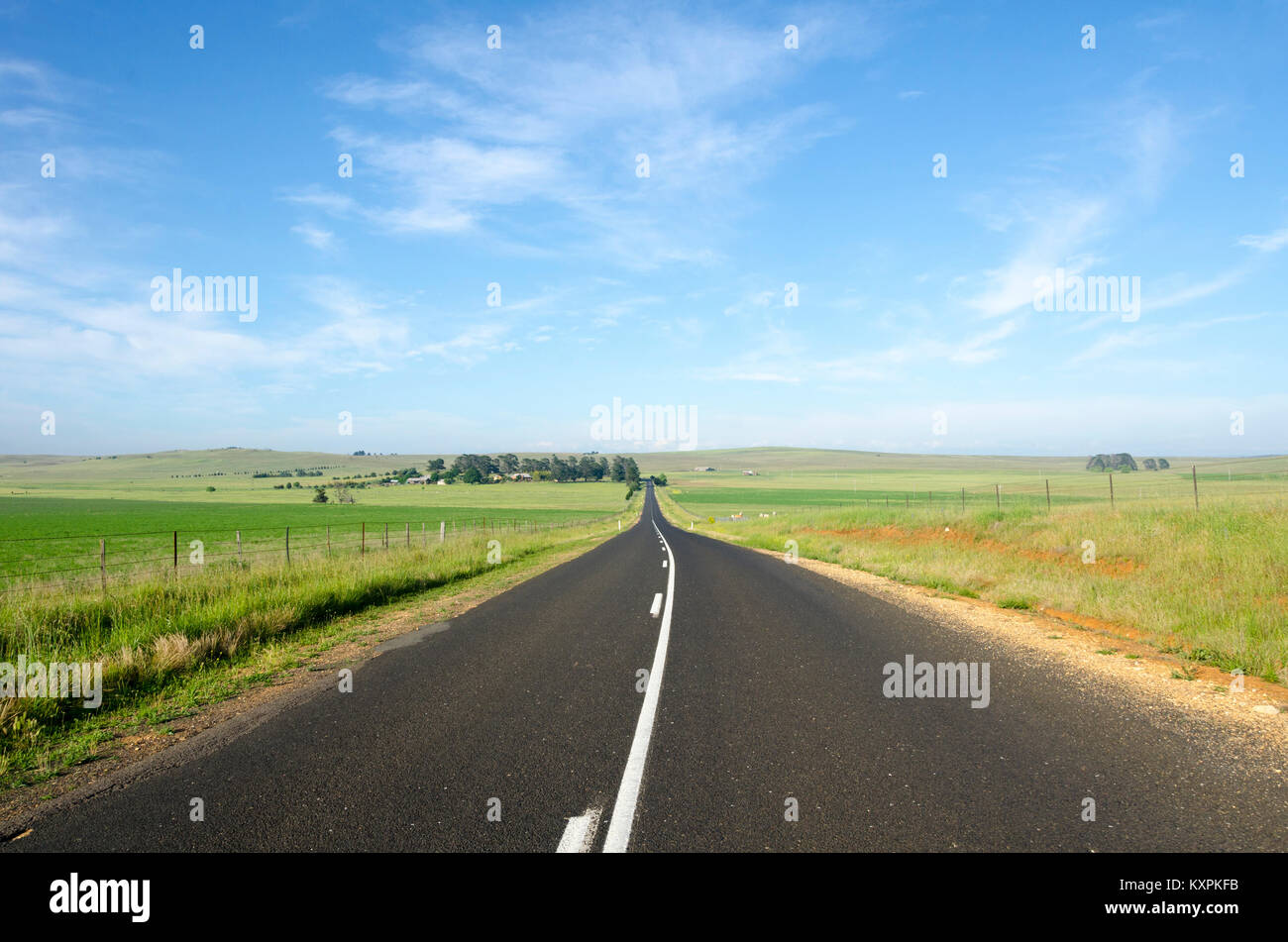 Straight road through countryside hi-res stock photography and images ...