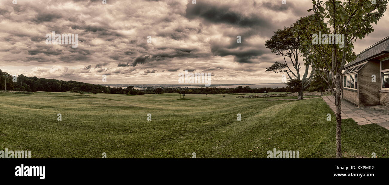 Grass covered golf course hi-res stock photography and images - Alamy