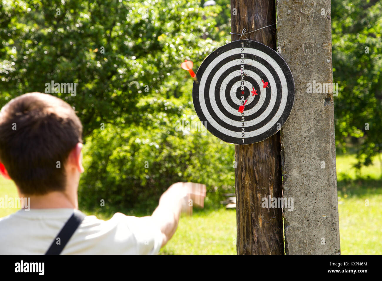 Man throwing darts hi-res stock photography and images - Alamy
