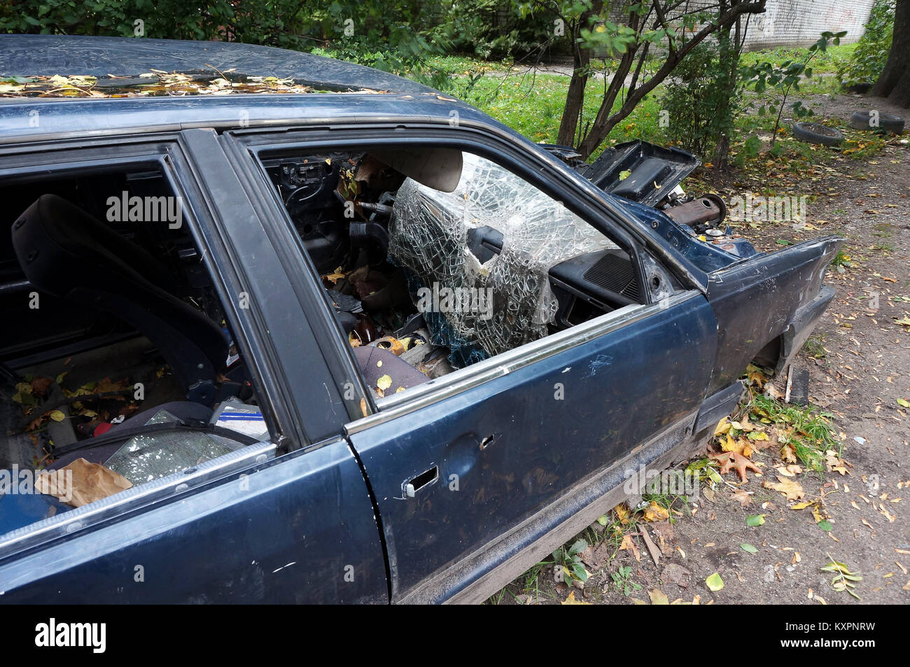 an old broken-down rusty, old abandoned car Stock Photo - Alamy