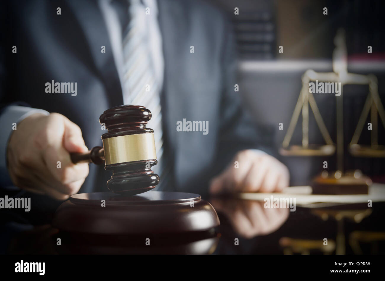 Hand and gavel hi-res stock photography and images - Alamy