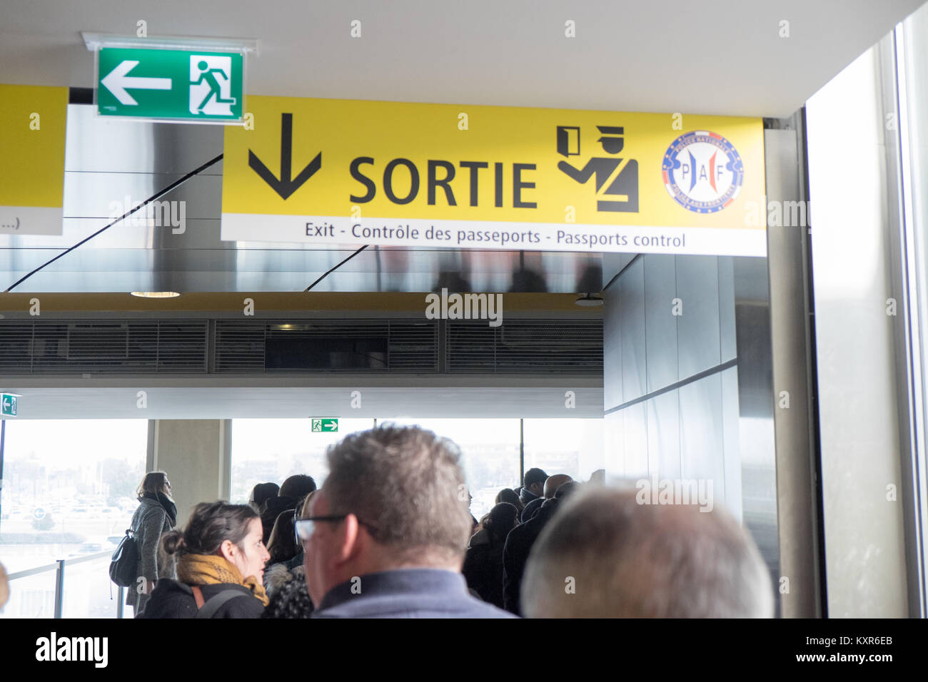Queue to board airplane hi-res stock photography and images - Alamy