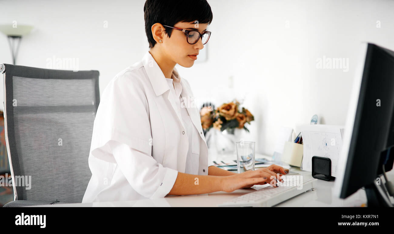 Doctor typing keyboard hi-res stock photography and images - Alamy