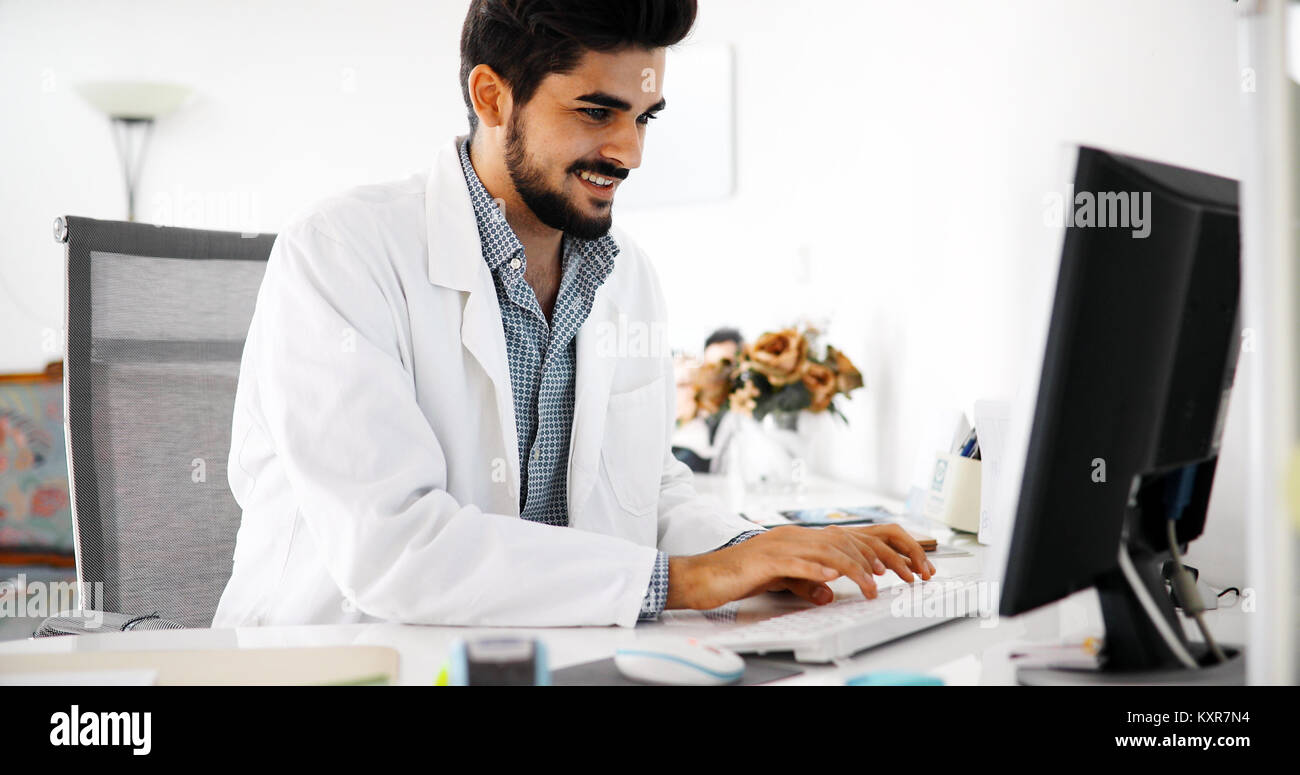 Surgeon doctor using computer hi-res stock photography and images - Alamy