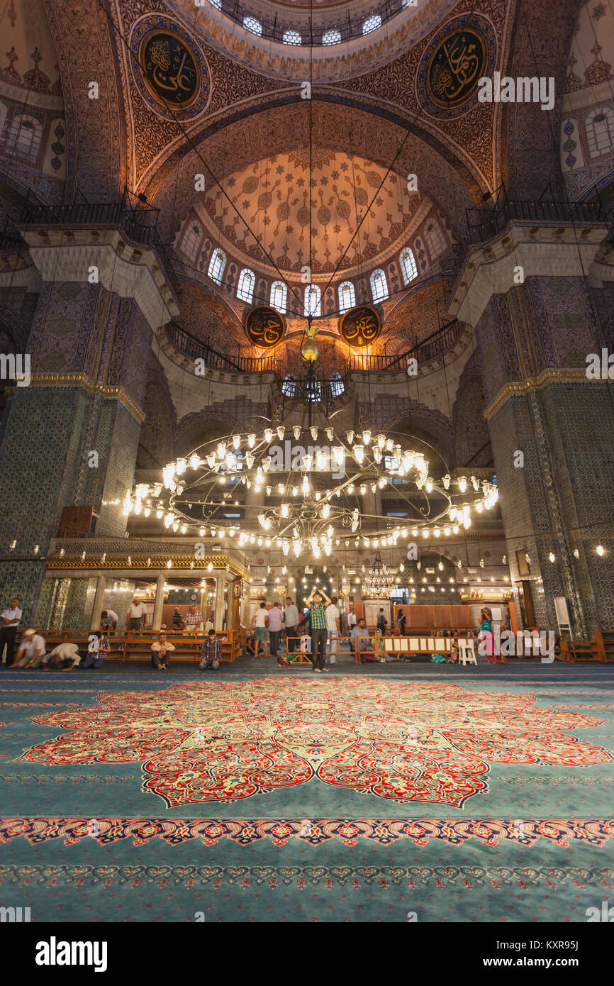 ISTANBUL, TURKEY - SEPTEMBER 06, 2014: The New Mosque (Yeni Cami ...
