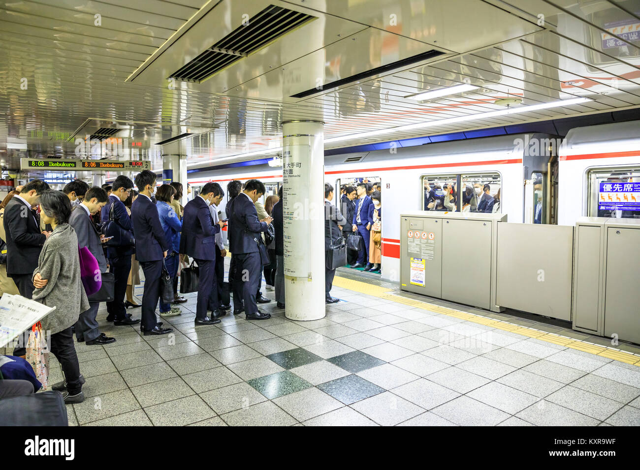 Underground marunouchi station tokyo hi-res stock photography and ...