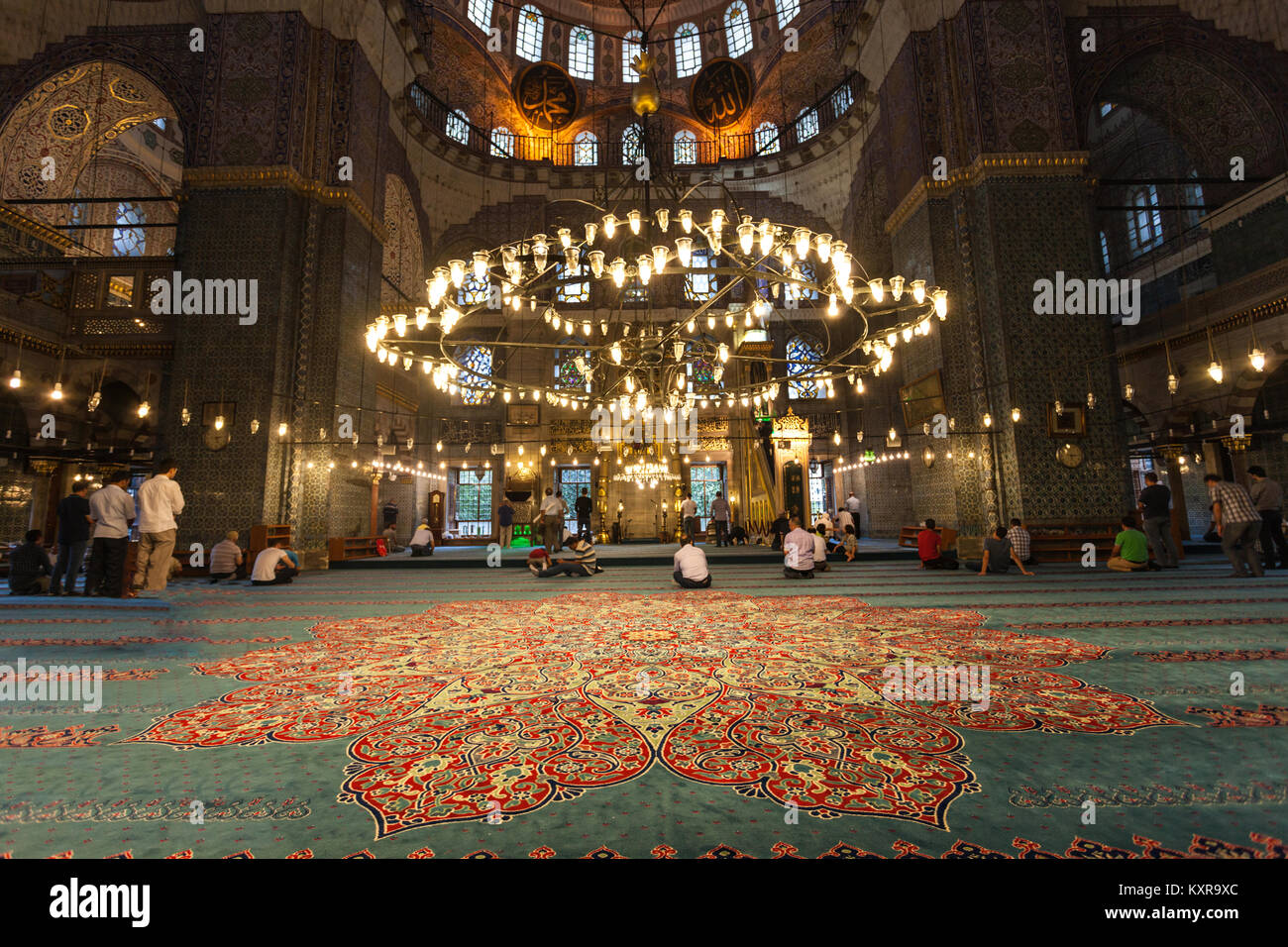ISTANBUL, TURKEY - SEPTEMBER 06, 2014: The New Mosque (Yeni Cami ...