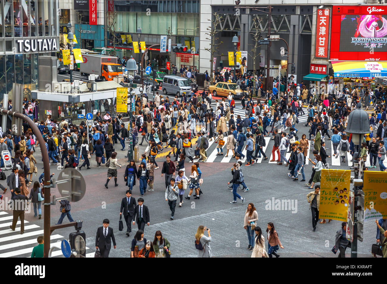 Pedestrian crowd aerial view hi-res stock photography and images - Alamy