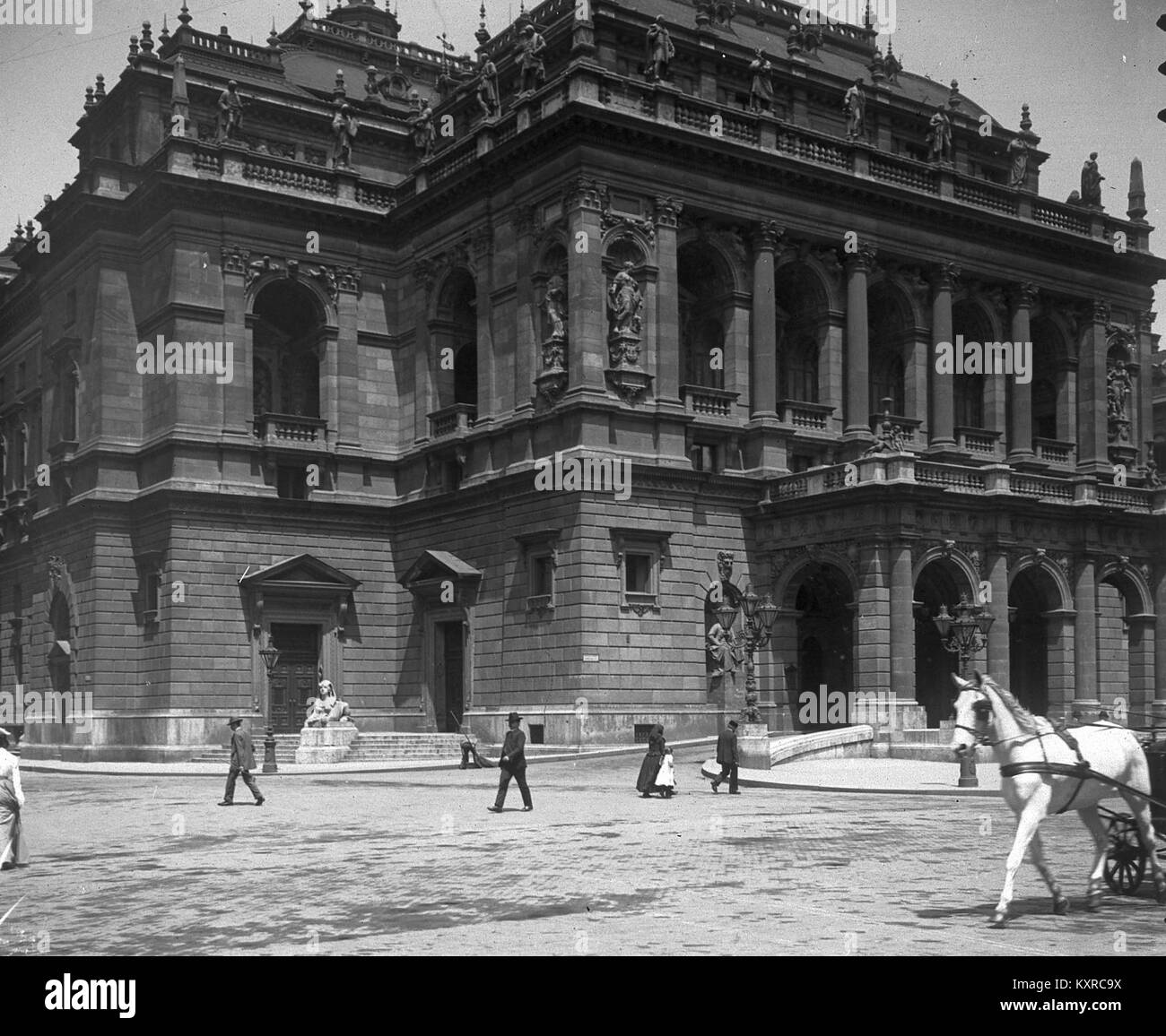 Magyar allami operahaz hi-res stock photography and images - Alamy