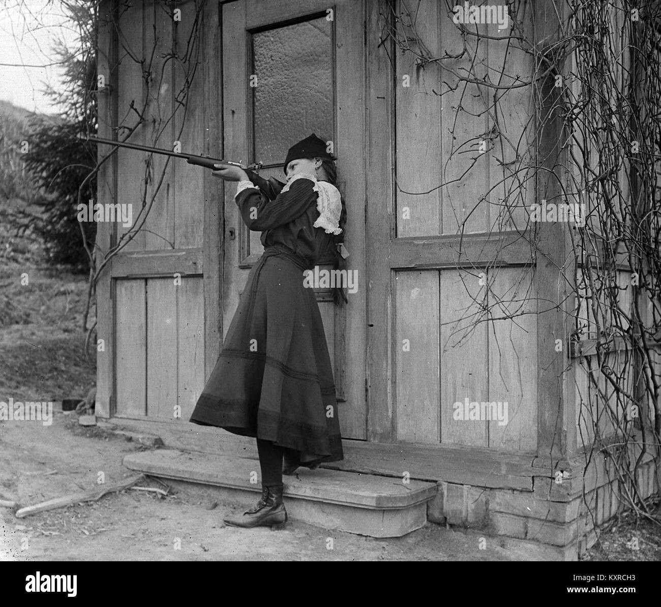 Historical rifle woman hi-res stock photography and images - Alamy