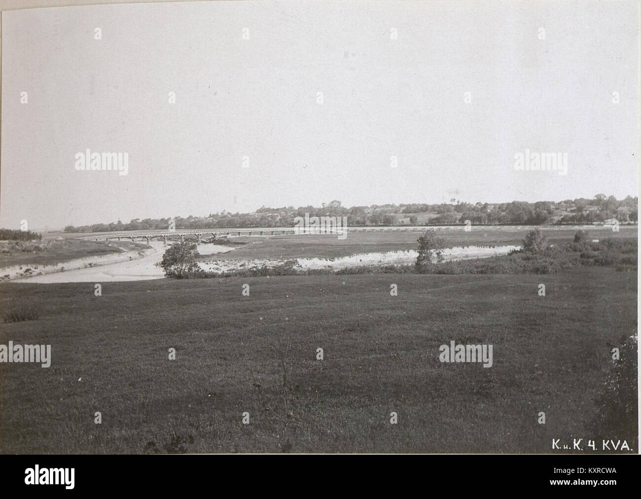 This photograph shows the construction of the Bug Bridge near Mliniski ...