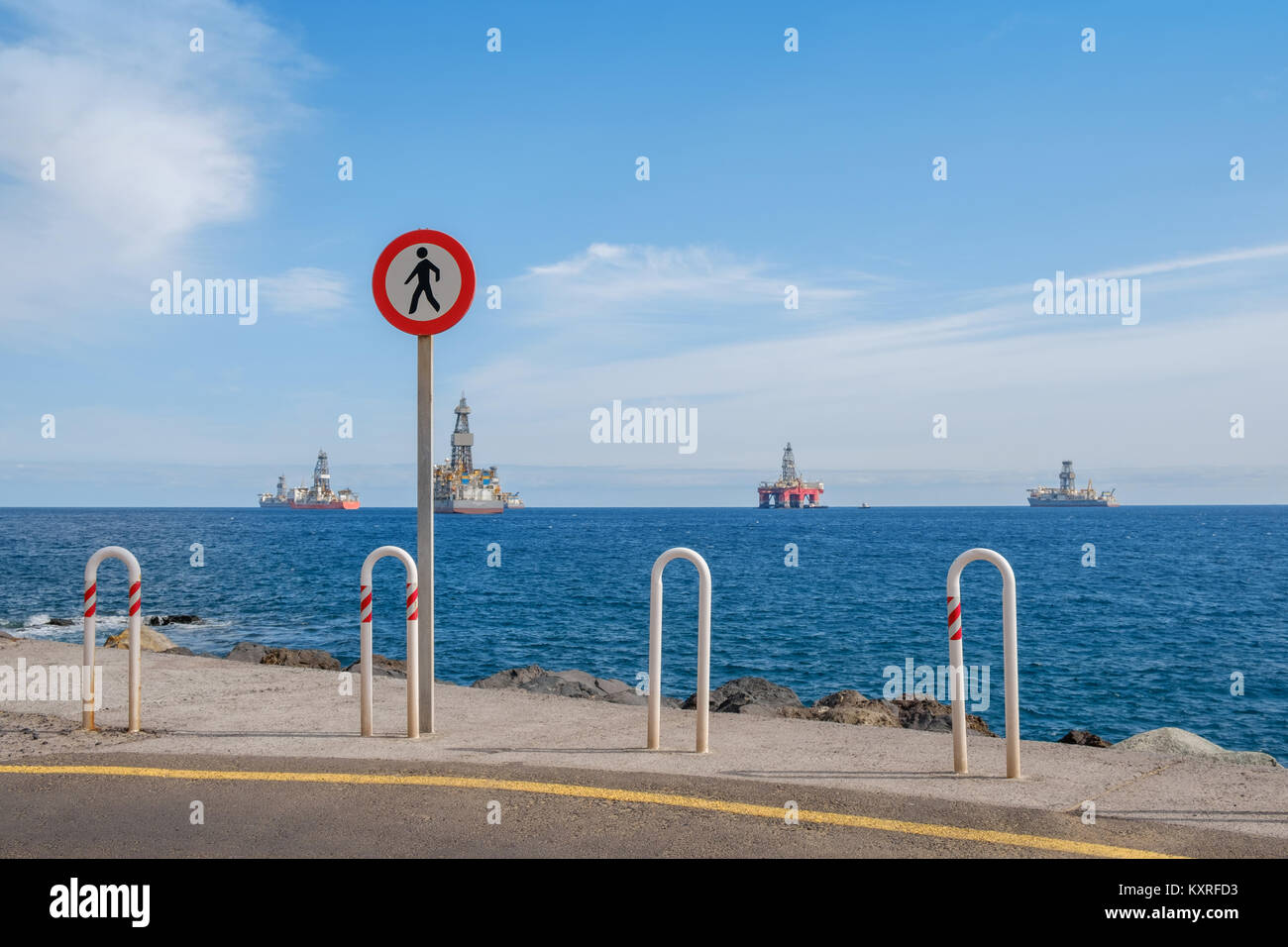 Ship traffic sign hi-res stock photography and images - Alamy