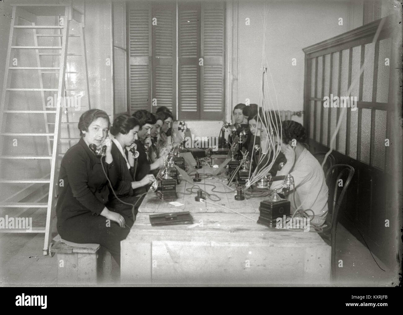 Telephone from the early 1900s hi-res stock photography and images - Alamy