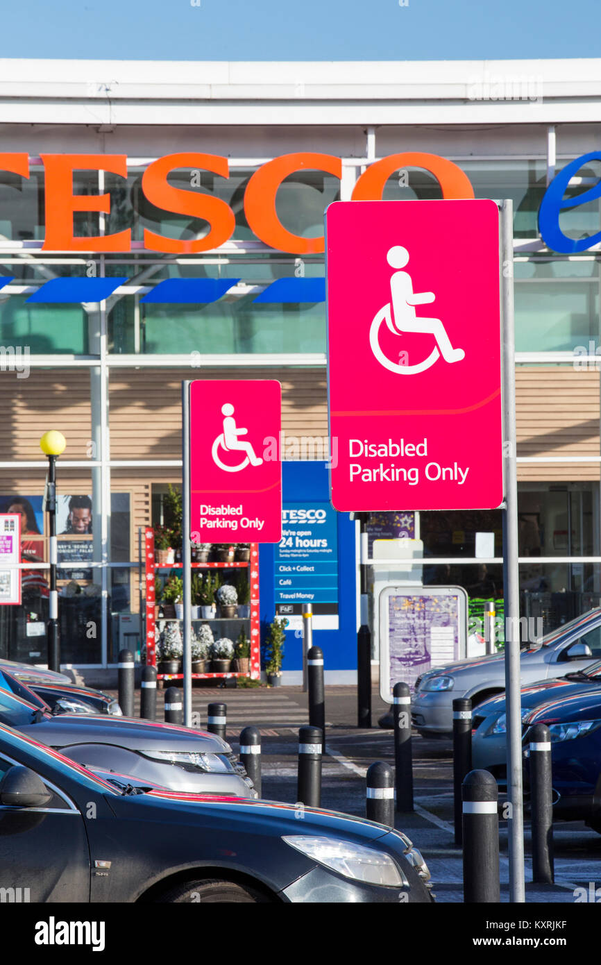 Tesco red parking sign hi-res stock photography and images - Alamy