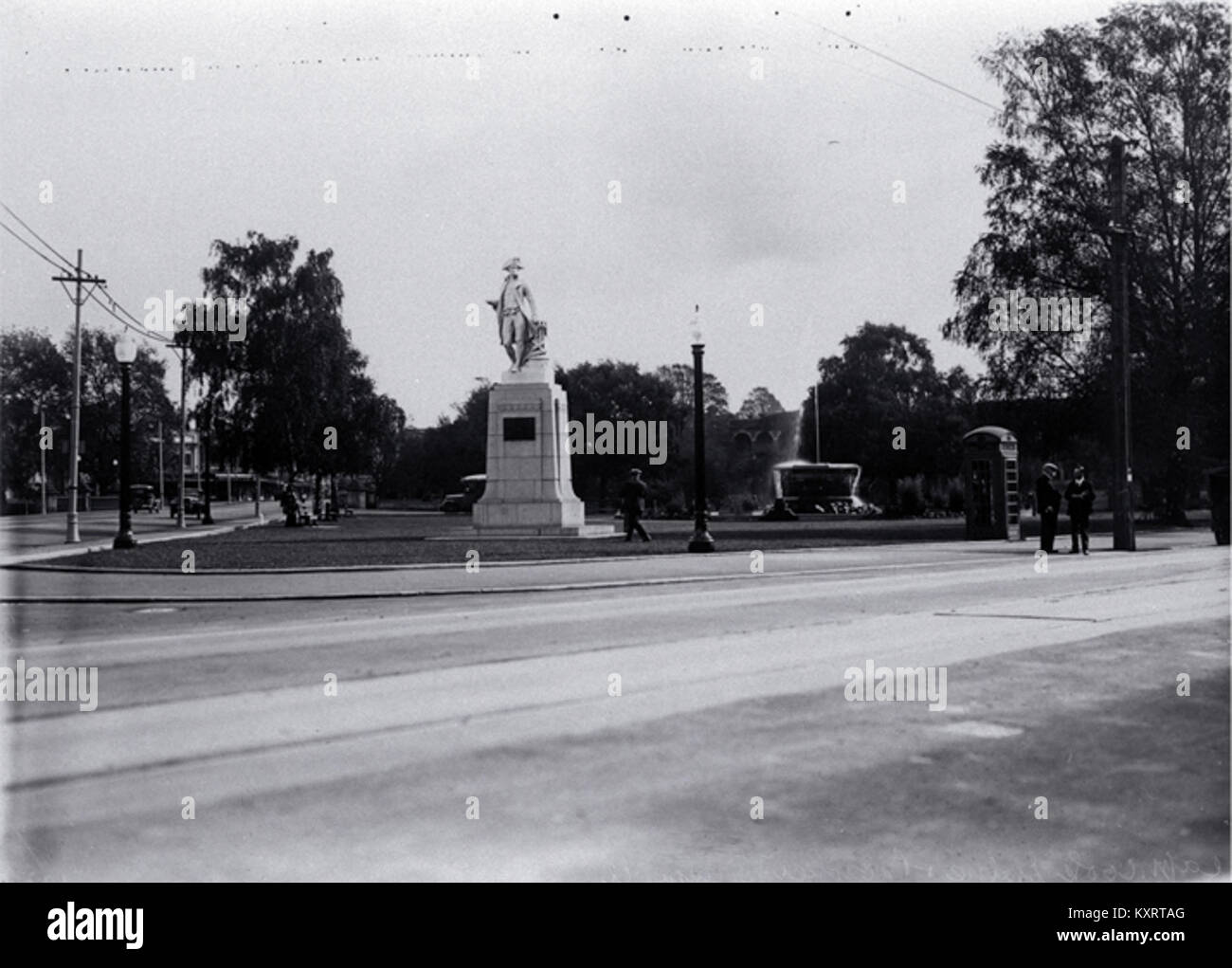 Cook statue in victoria hi-res stock photography and images - Alamy