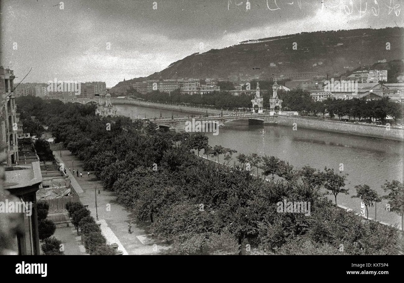A historical photograph of the María Cristina Bridge in San Sebastián ...