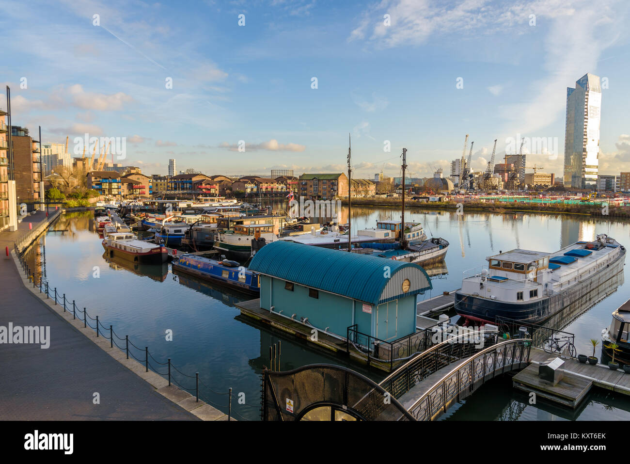 Blackwall basin canary wharf hi-res stock photography and images - Alamy