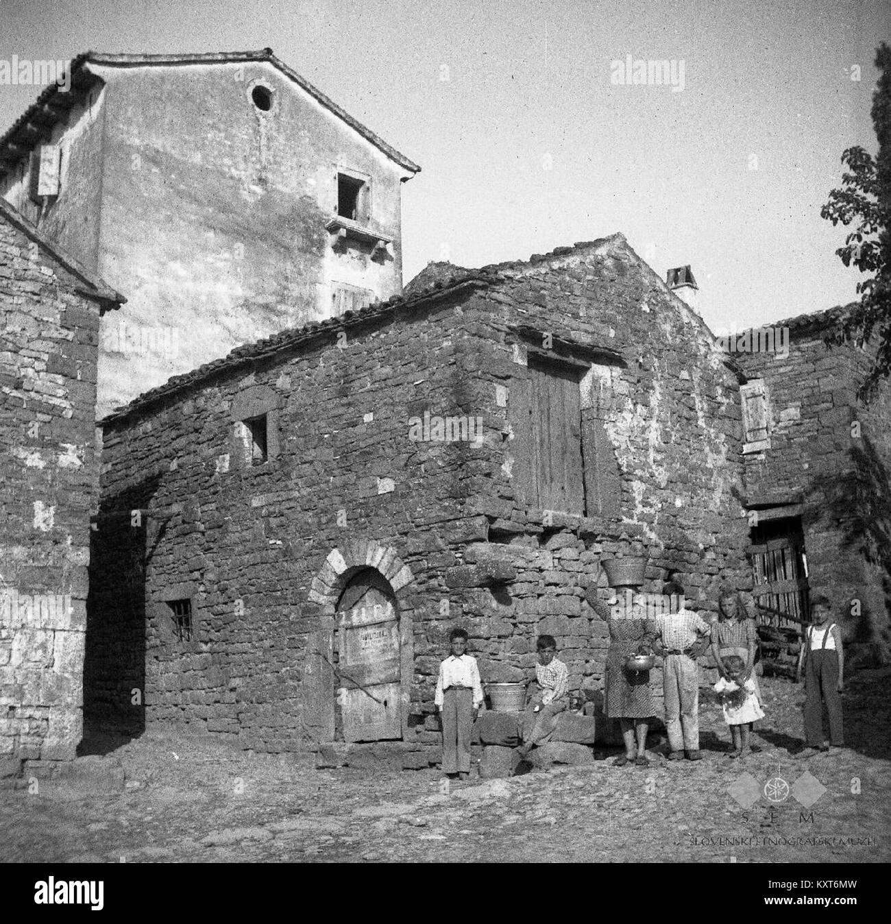 Ena najstarejših hiš v vasi, Sveti Peter 1950 Stock Photo - Alamy