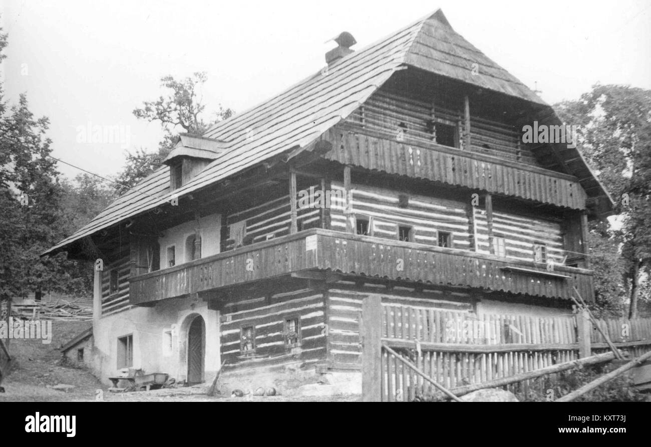 Enonadstropna hiša, vsa lesena, z zidano, a že predelano kuhinjo v ...