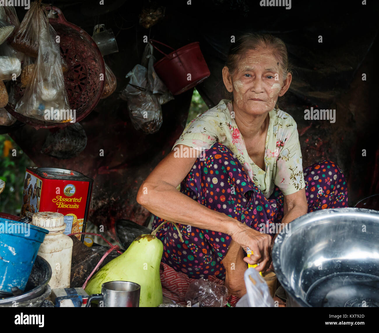 Myanmar old lady portrait hi-res stock photography and images - Alamy