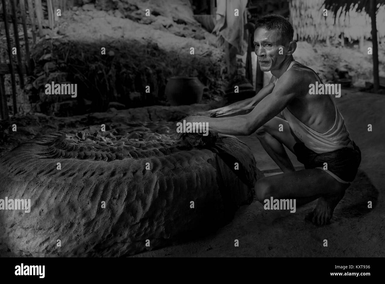 Clay pot burma hi-res stock photography and images - Alamy