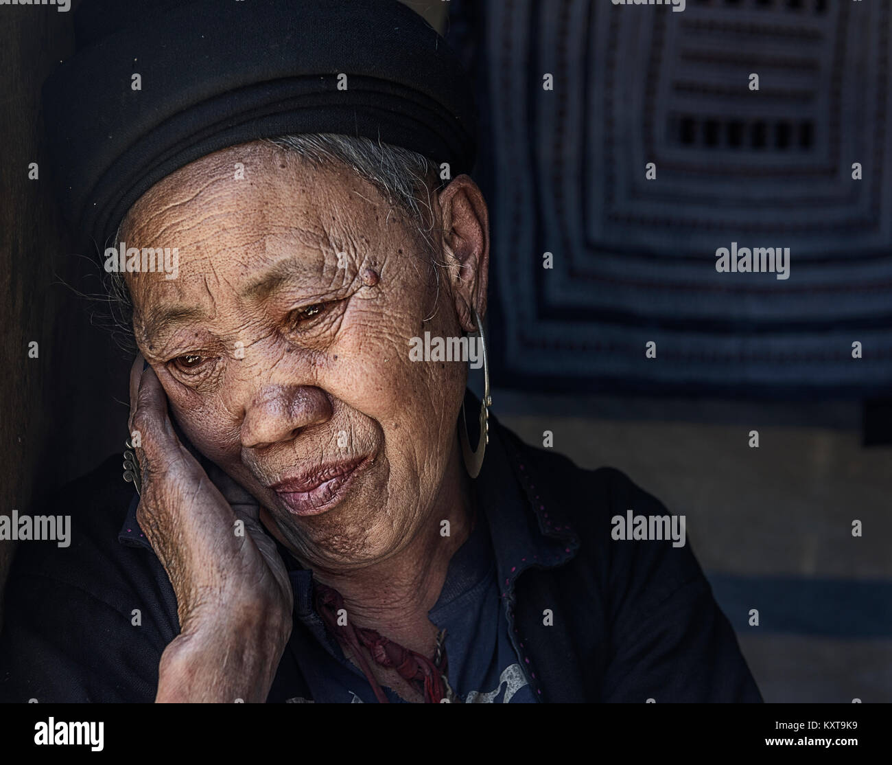 Portrait of Hmong tribe old woman Stock Photo - Alamy