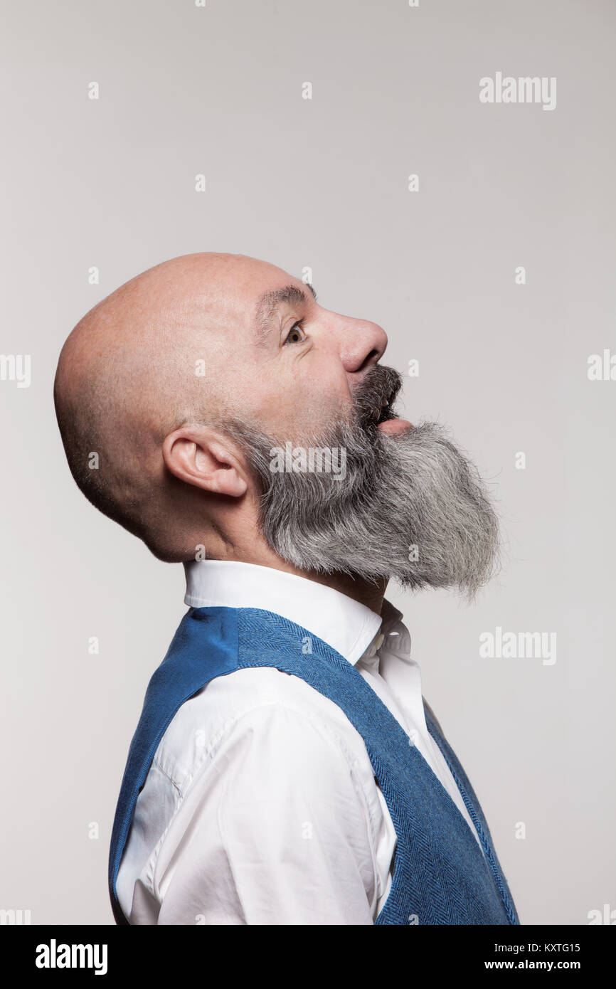Old man looking up profile hi-res stock photography and images - Alamy