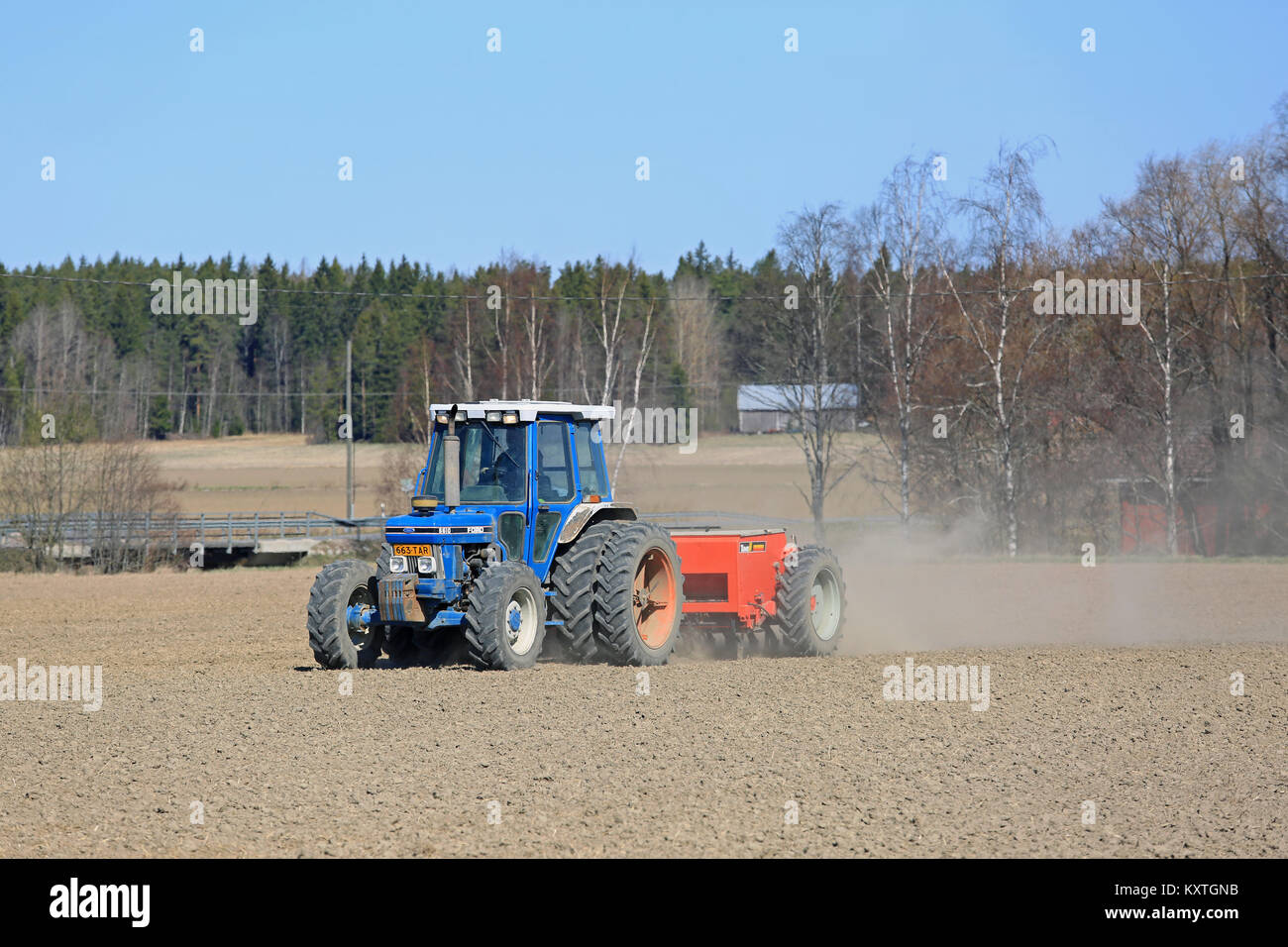 Blue ford tractors hi-res stock photography and images - Alamy