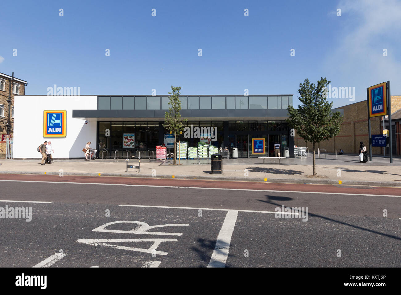 Aldi supermarket, Tottenham, London Stock Photo - Alamy