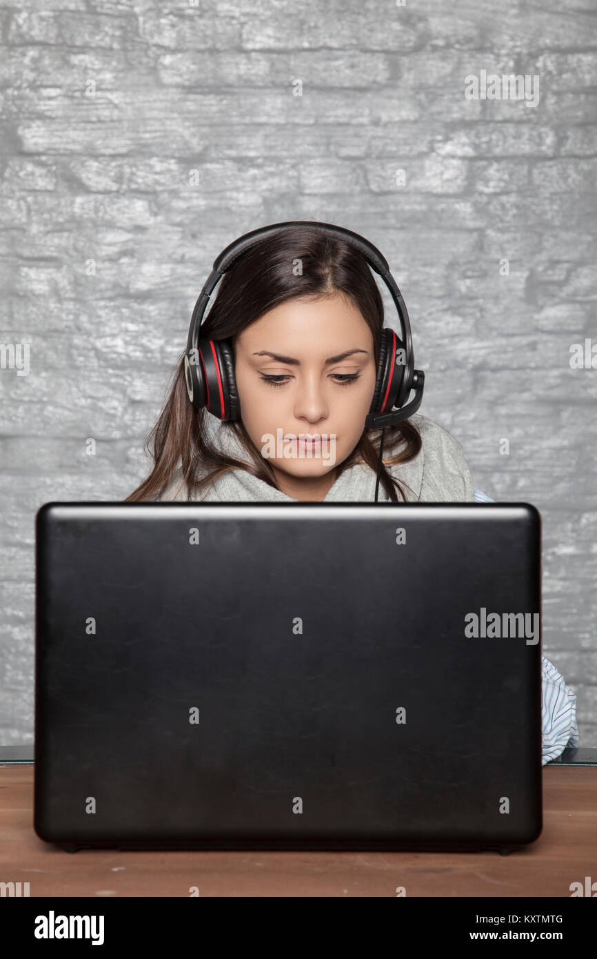 female professional player plays on the computer Stock Photo - Alamy