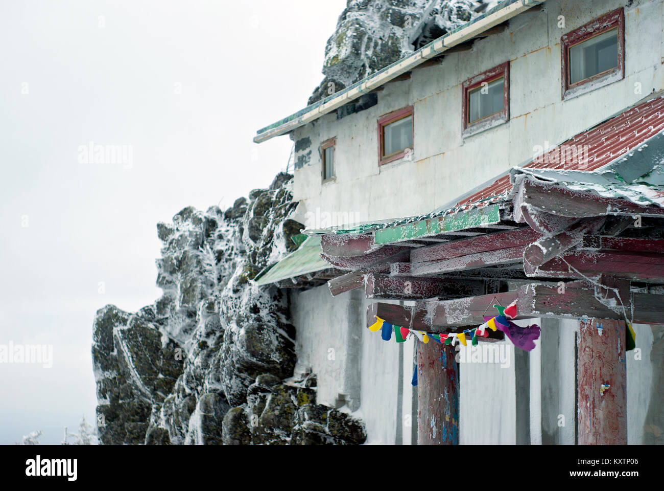 Building attached to rock hi-res stock photography and images - Alamy