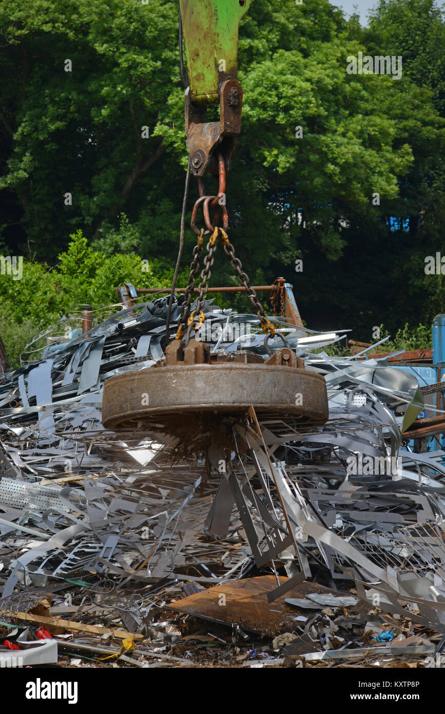 Magnet crane hi-res stock photography and images - Alamy