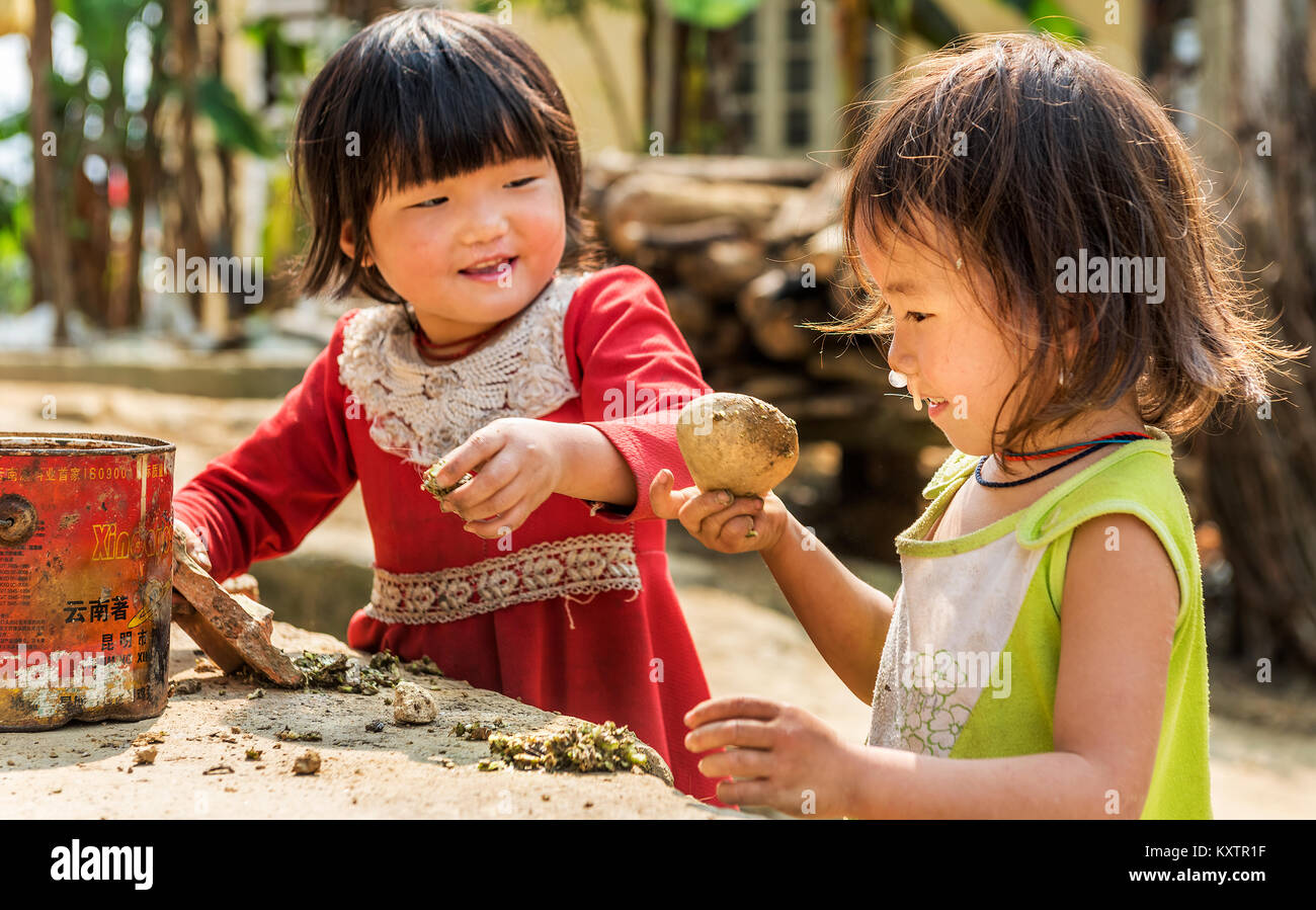 Child outside house vietnam hi-res stock photography and images - Alamy