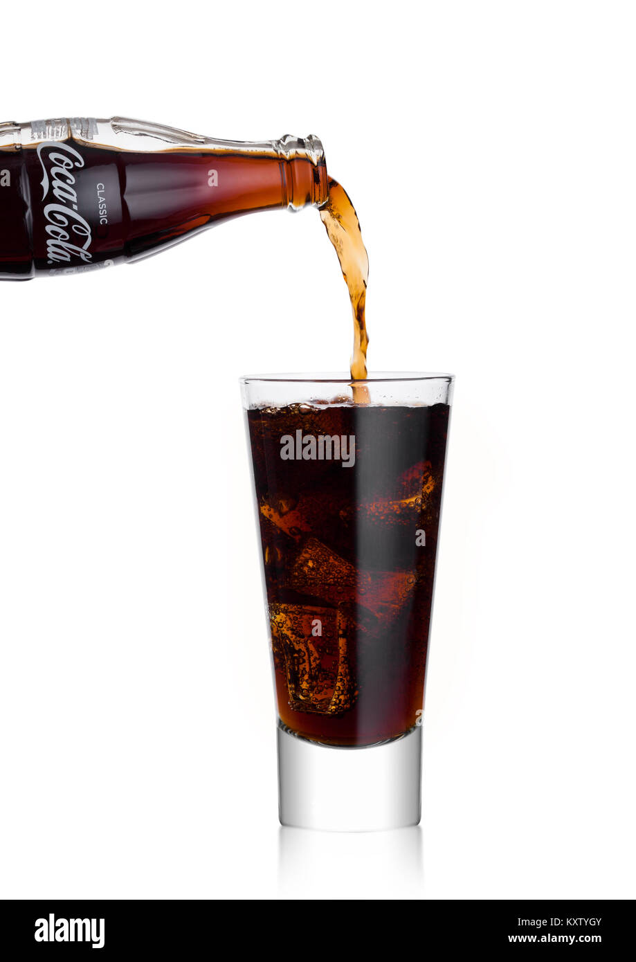 Pouring coke hi-res stock photography and images - Alamy